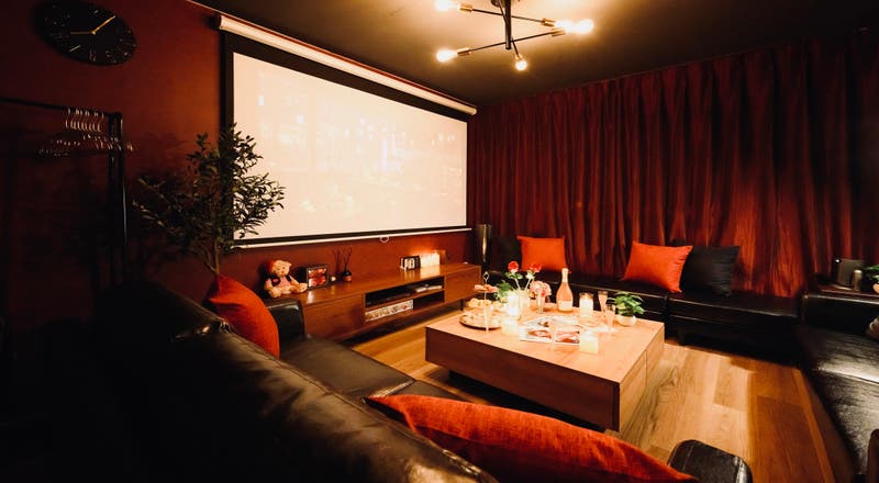🌹大阪随一のラグジュアリーシネマ✨心斎橋4分🎀100㌅×Bose🎥シャワーあり💕デート・推し活・女子会🥂24H営業🌟