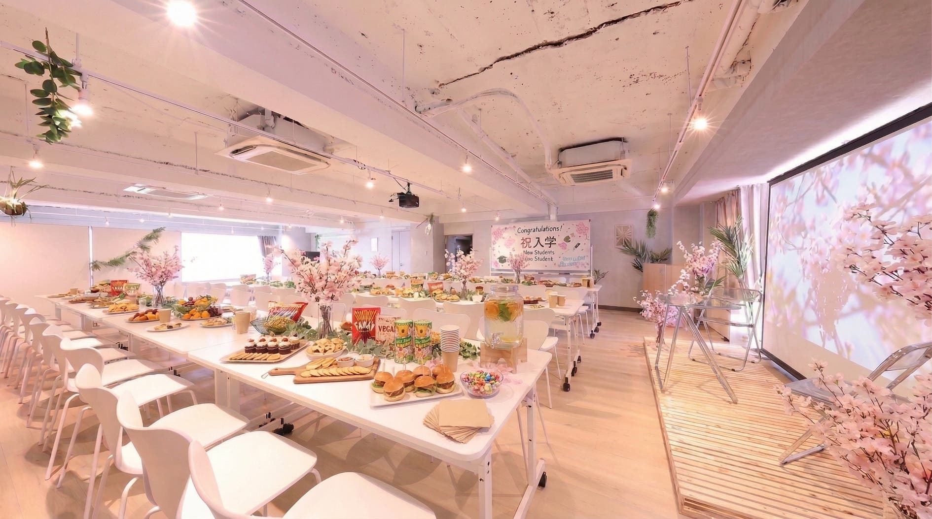 #イーストGoburin【新宿区/新宿駅】駅1分/歓送迎会/席数84立食100名飲食/120㌅画面/会議/セミナー/ケータリングの写真1