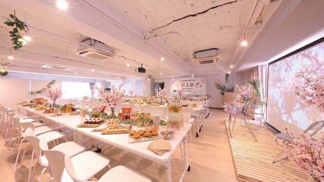 #イーストGoburin【新宿区/新宿駅】駅1分/歓送迎会/席数84立食100名飲食/120㌅画面/会議/セミナー/ケータリングの写真1