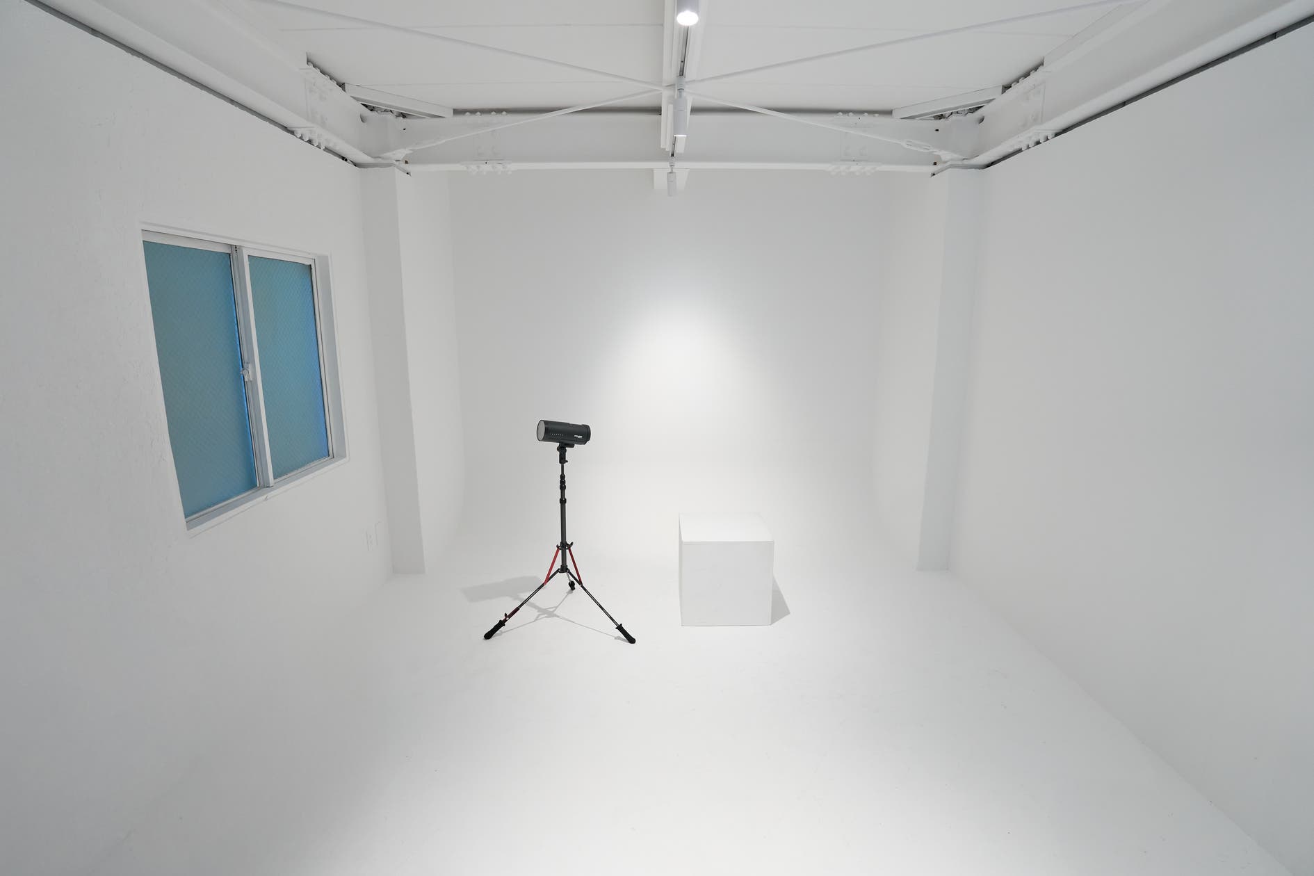 【白ホリ撮影スタジオ】Profoto利用可（有料）｜照明撮影向き｜動画・コスプレ対応の写真1