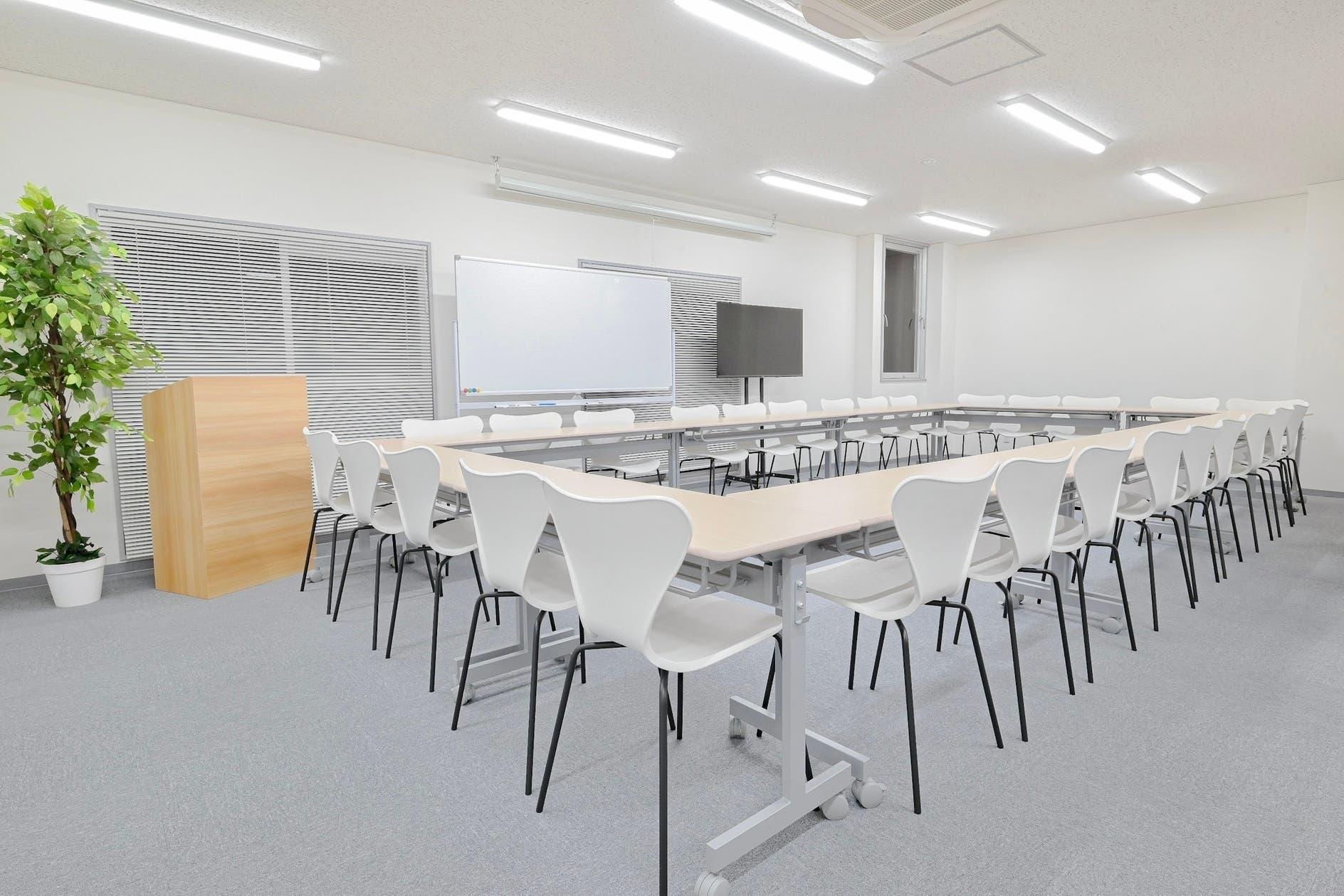 ＜Leaf京都駅前（大会議室）＞51名収容🪑24H🈺Wi-Fi📶120㌅スクリーン&プロジェクタ🎥セミナー/研修/説明会の写真3