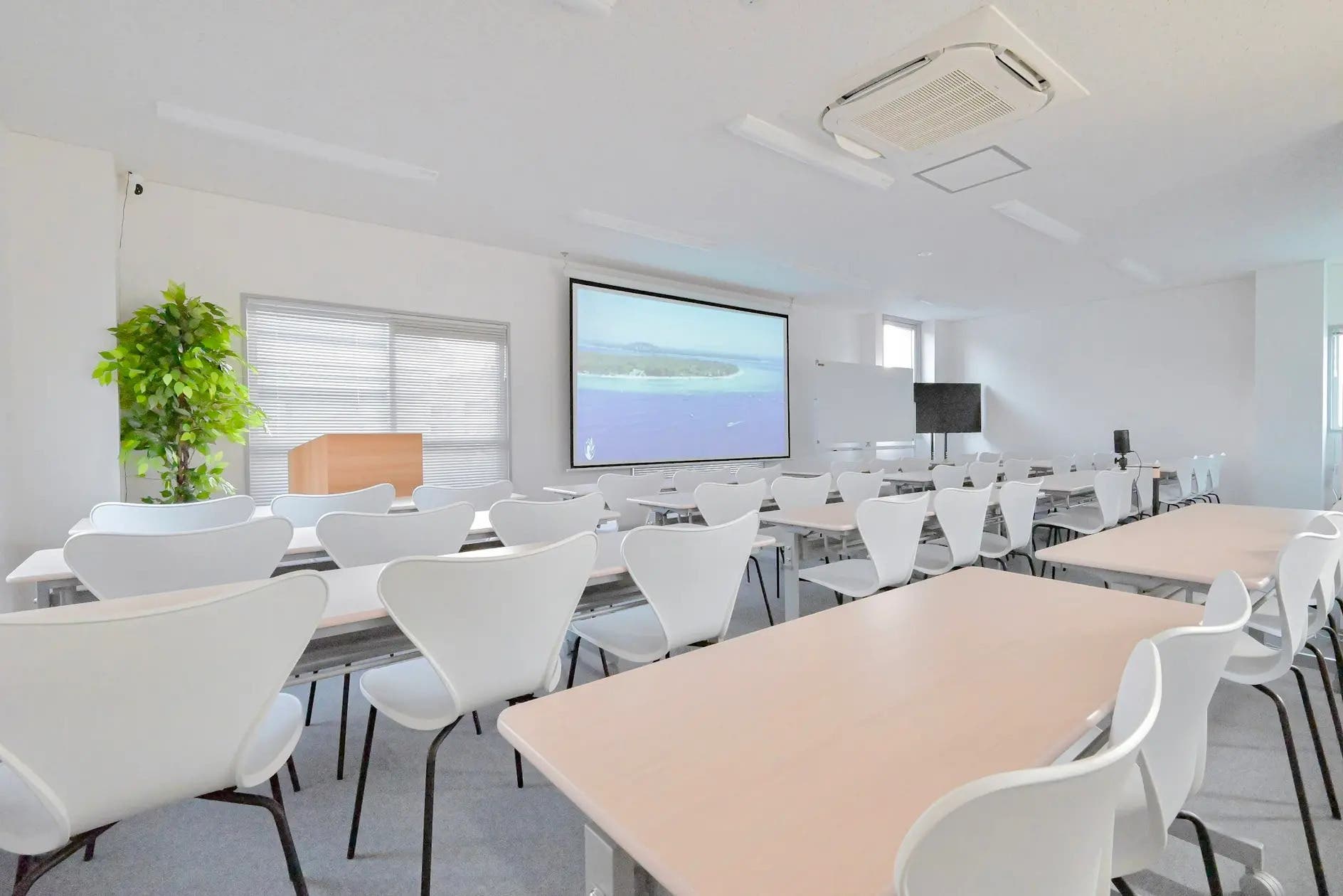 ＜Leaf京都駅前（大会議室）＞51名収容🪑24H🈺Wi-Fi📶120㌅スクリーン&プロジェクタ🎥セミナー/研修/説明会の写真1