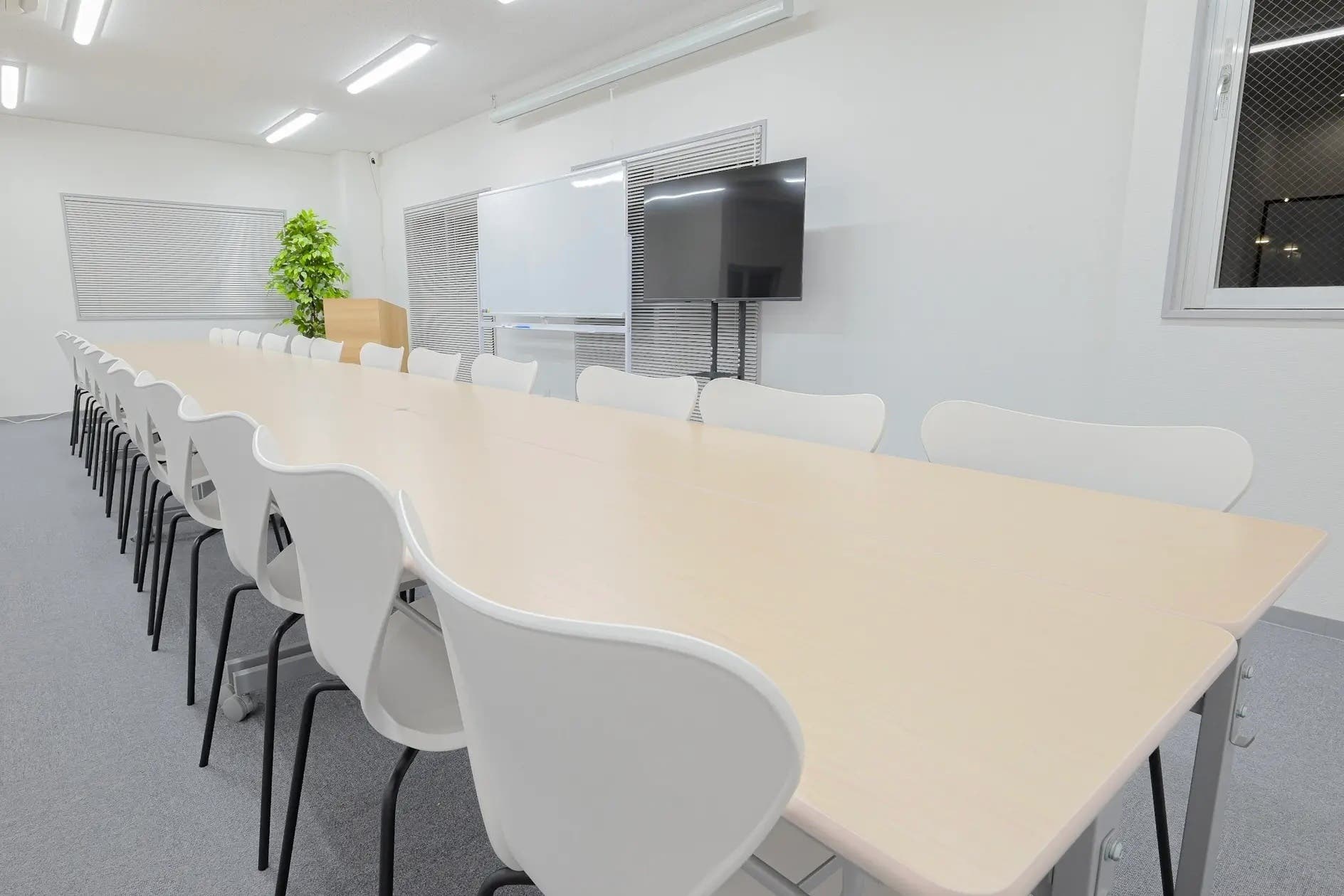 ＜Leaf京都駅前（大会議室）＞51名収容🪑24H🈺Wi-Fi📶120㌅スクリーン&プロジェクタ🎥セミナー/研修/説明会の写真4