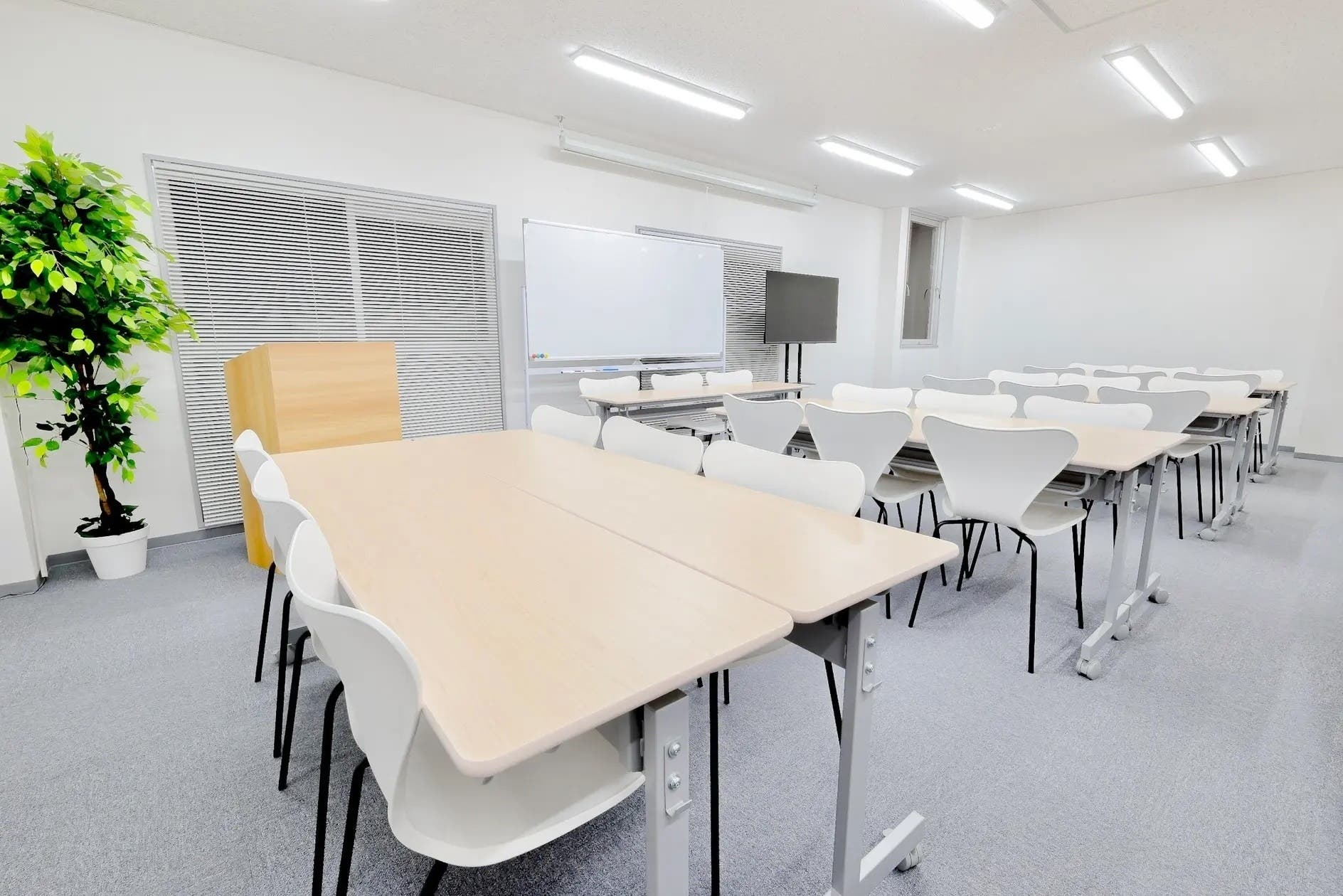 ＜Leaf京都駅前（大会議室）＞51名収容🪑24H🈺Wi-Fi📶120㌅スクリーン&プロジェクタ🎥セミナー/研修/説明会の写真5