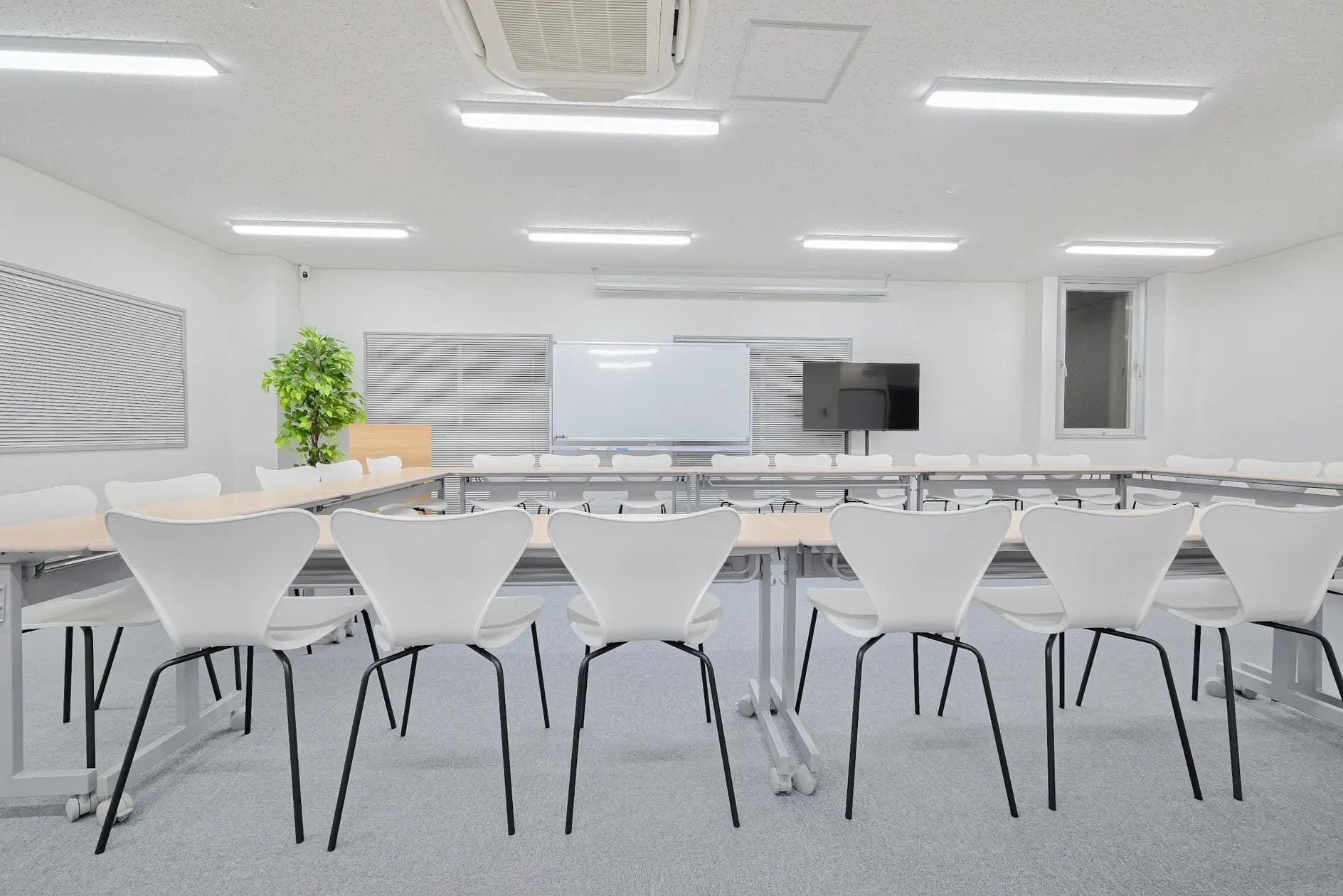 ＜Leaf京都駅前（大会議室）＞51名収容🪑24H🈺Wi-Fi📶120㌅スクリーン&プロジェクタ🎥セミナー/研修/説明会の写真9