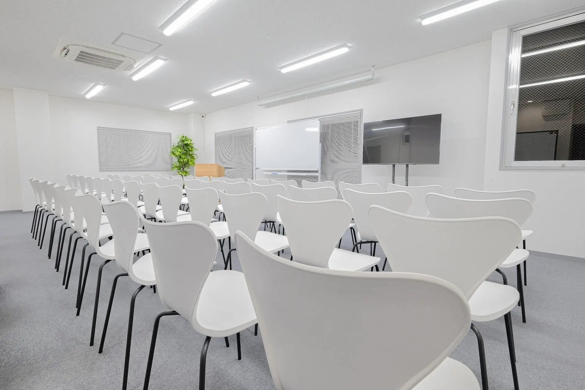 ＜Leaf京都駅前（大会議室）＞51名収容🪑24H🈺Wi-Fi📶120㌅スクリーン&プロジェクタ🎥セミナー/研修/説明会の写真11