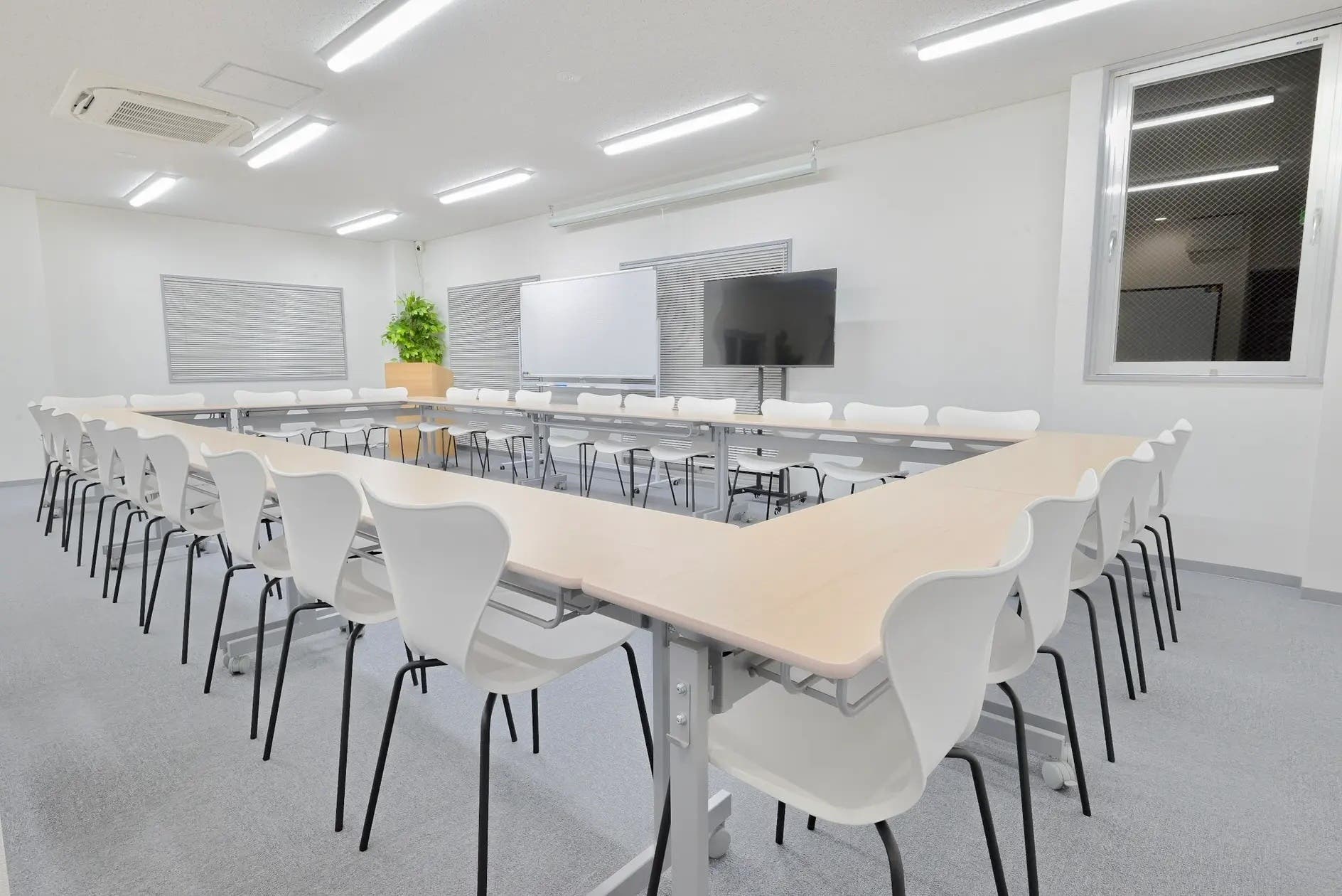 ＜Leaf京都駅前（大会議室）＞51名収容🪑24H🈺Wi-Fi📶120㌅スクリーン&プロジェクタ🎥セミナー/研修/説明会の写真12