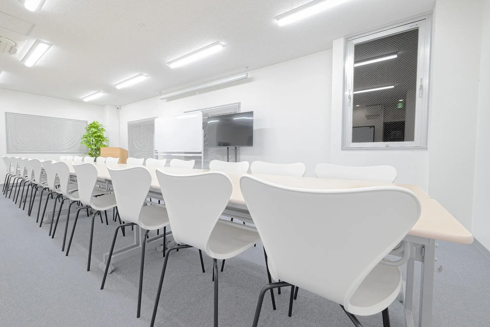 ＜Leaf京都駅前（大会議室）＞51名収容🪑24H🈺Wi-Fi📶120㌅スクリーン&プロジェクタ🎥セミナー/研修/説明会の写真16