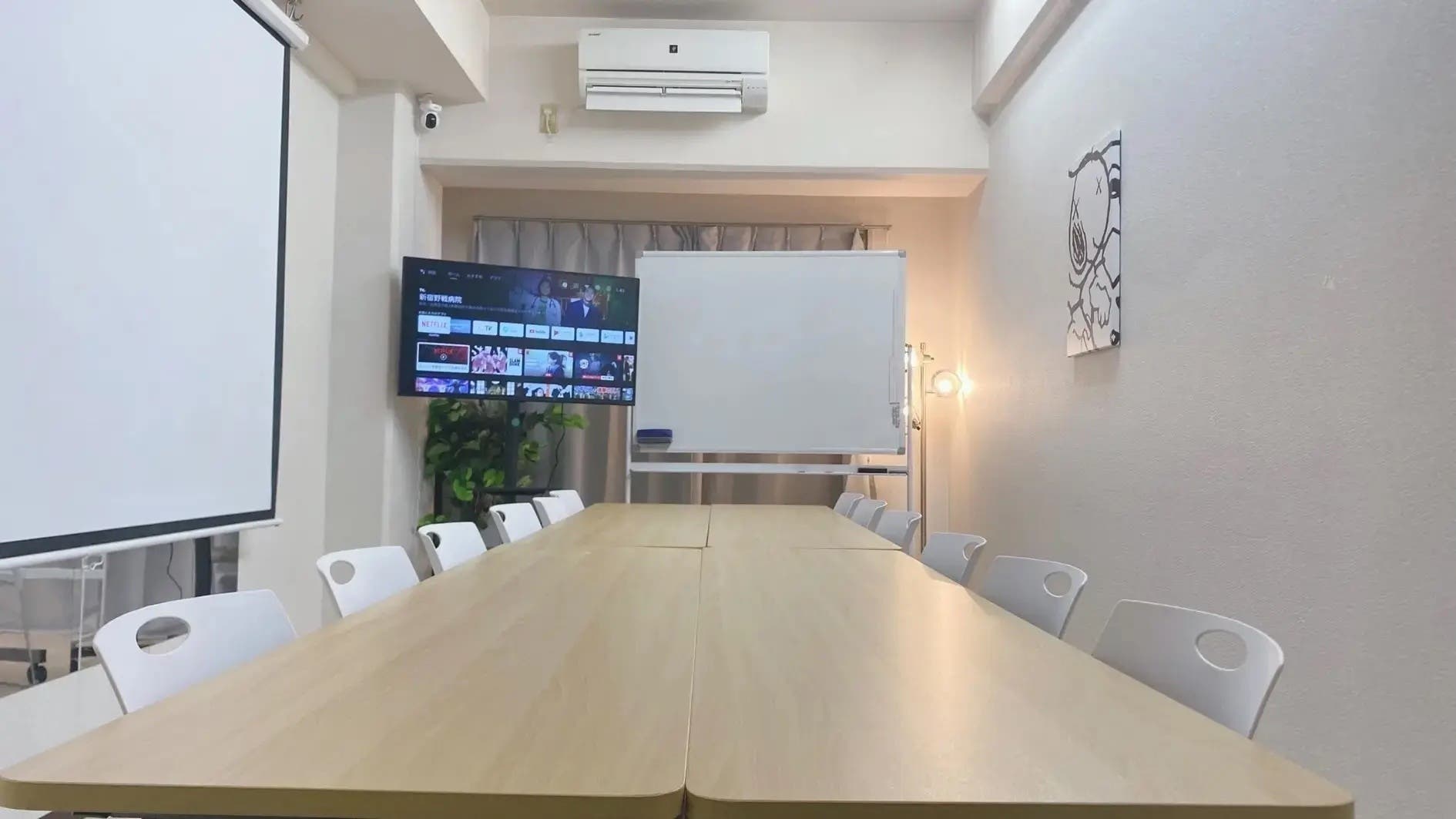 ＜Leaf四条烏丸（小中会議室）＞駅徒歩2分🚃12名収容🪑24H🈺Wi-Fi📶モニター🖥️会議/勉強会/ワークショップの写真5