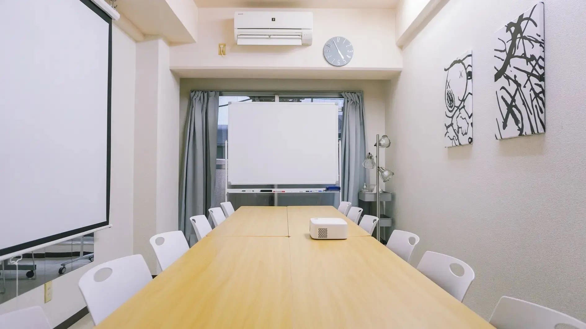 ＜Leaf四条烏丸（小中会議室）＞駅徒歩2分🚃12名収容🪑24H🈺Wi-Fi📶モニター🖥️会議/勉強会/ワークショップの写真9