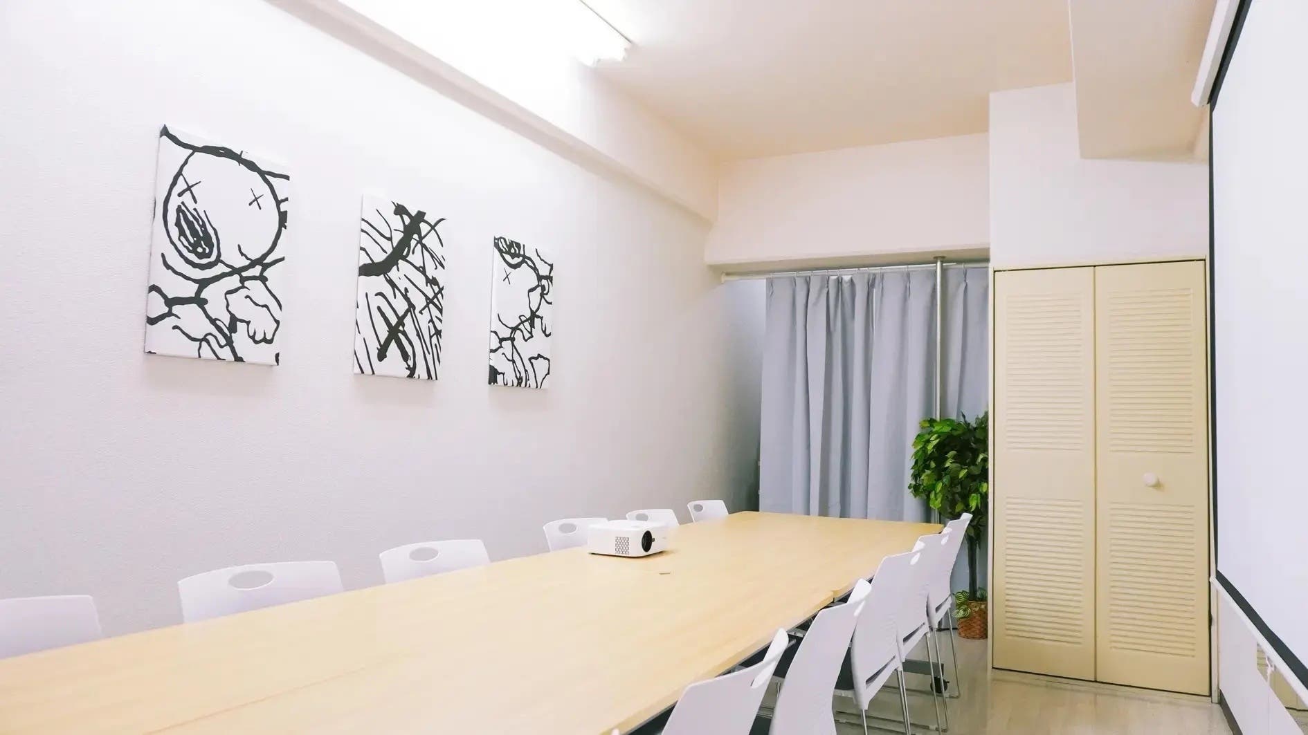 ＜Leaf四条烏丸（小中会議室）＞駅徒歩2分🚃12名収容🪑24H🈺Wi-Fi📶モニター🖥️会議/勉強会/ワークショップの写真3