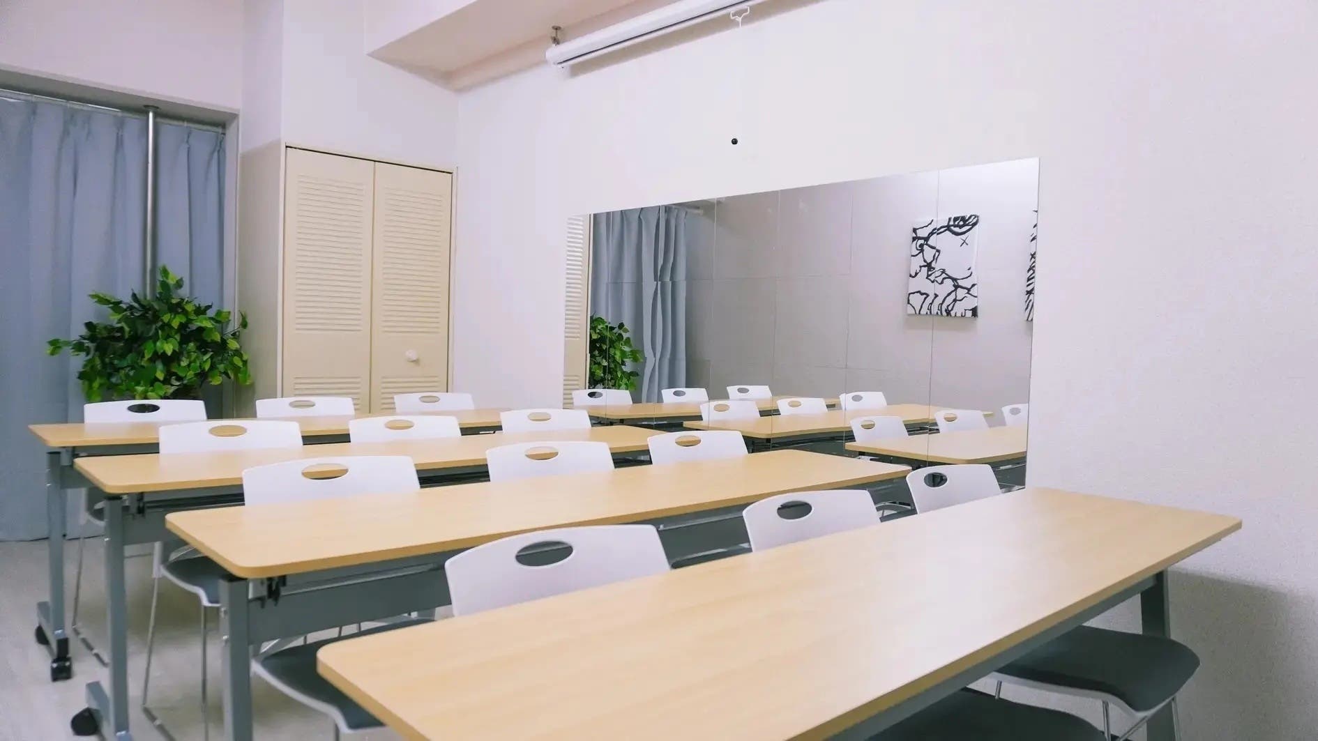 ＜Leaf四条烏丸（小中会議室）＞駅徒歩2分🚃12名収容🪑24H🈺Wi-Fi📶モニター🖥️会議/勉強会/ワークショップの写真10