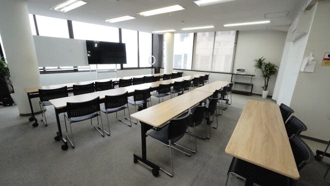 <スカイラークビル8階貸会議室>小田原駅徒歩1分🚃高速光回線Wi-Fi📶大型モニター🖥️会議/セミナー/研修/撮影の写真2