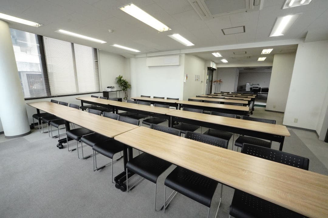 ＜スカイラークビル8階貸会議室＞小田原駅徒歩1分🚃高速光回線Wi-Fi📶大型モニター🖥️会議/セミナー/研修/撮影の写真1