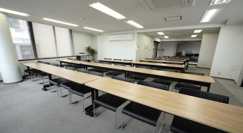 ＜スカイラークビル8階貸会議室＞小田原駅徒歩1分🚃高速光回線Wi-Fi📶大型モニター🖥️会議/セミナー/研修/撮影