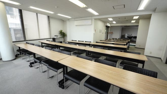 <スカイラークビル8階貸会議室>小田原駅徒歩1分🚃高速光回線Wi-Fi📶大型モニター🖥️会議/セミナー/研修/撮影の写真1