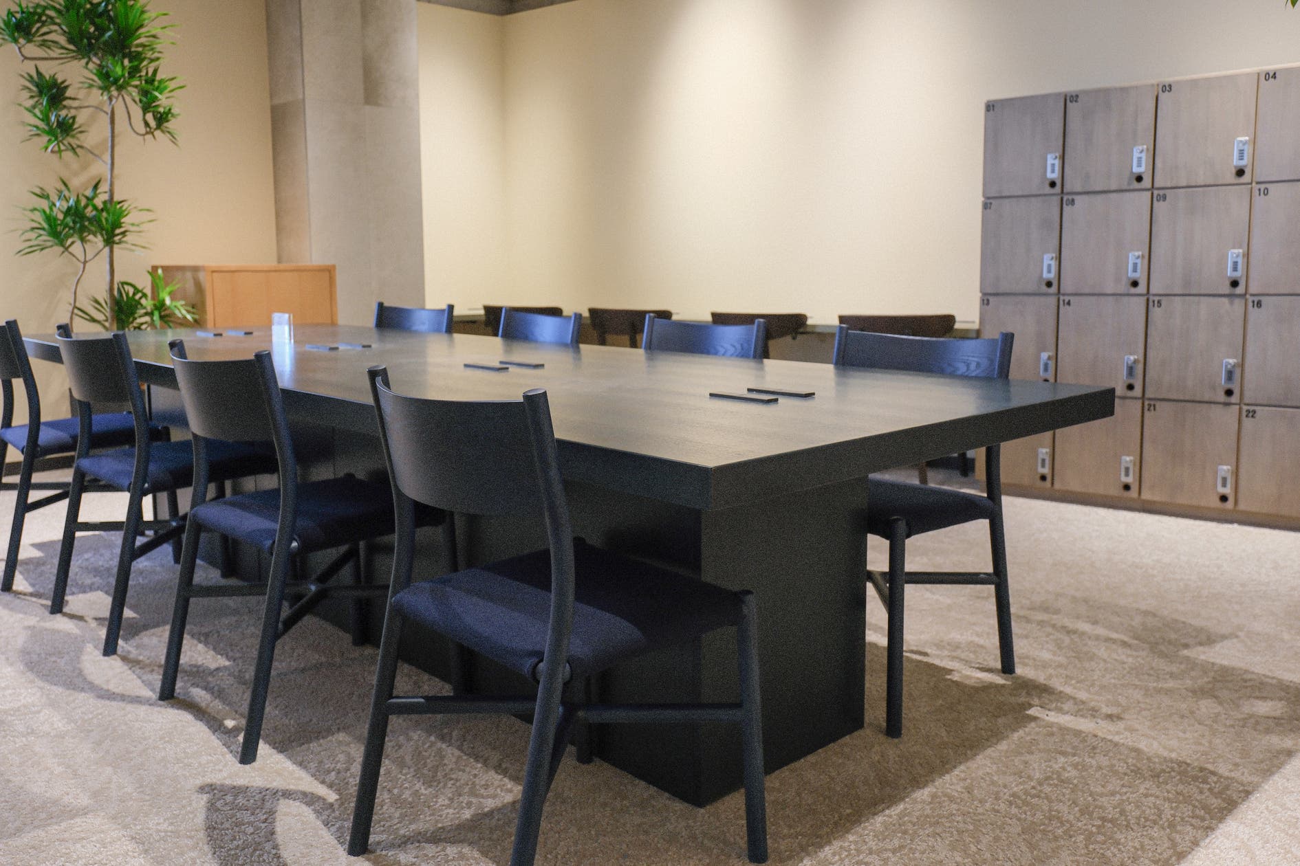 【旭橋駅徒歩5分】リノベーションチームが手掛けた会議室｜15名ほどの社内研修に、人数が多めの打ち合わせに｜Wi-Fi・電源完備の写真1