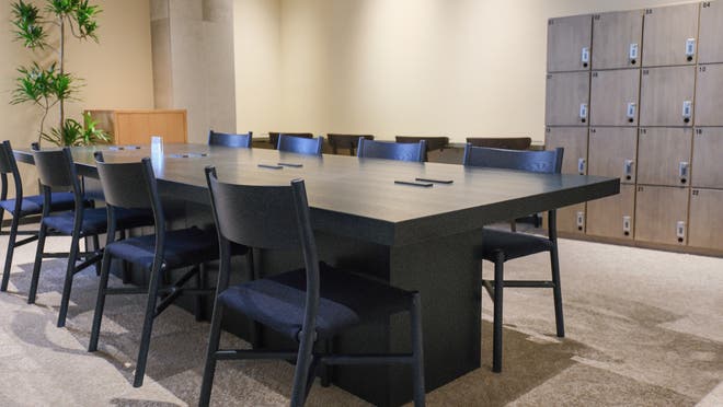 【旭橋駅徒歩5分】リノベーションチームが手掛けた会議室|15名ほどの社内研修に、人数が多めの打ち合わせに|Wi-Fi・電源完備の写真1