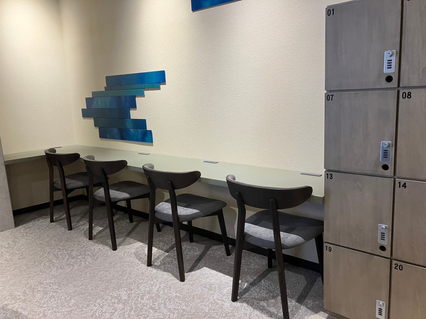 【旭橋駅徒歩5分】リノベーションチームが手掛けた会議室｜15名ほどの社内研修に、人数が多めの打ち合わせに｜Wi-Fi・電源完備の写真2