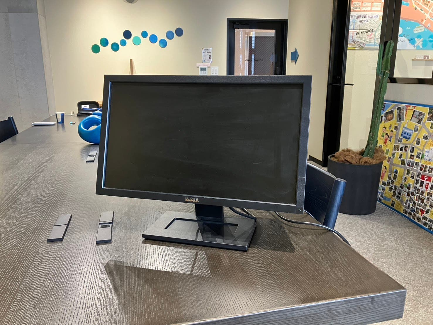 【旭橋駅徒歩5分】リノベーションチームが手掛けた会議室｜15名ほどの社内研修に、人数が多めの打ち合わせに｜Wi-Fi・電源完備の写真3