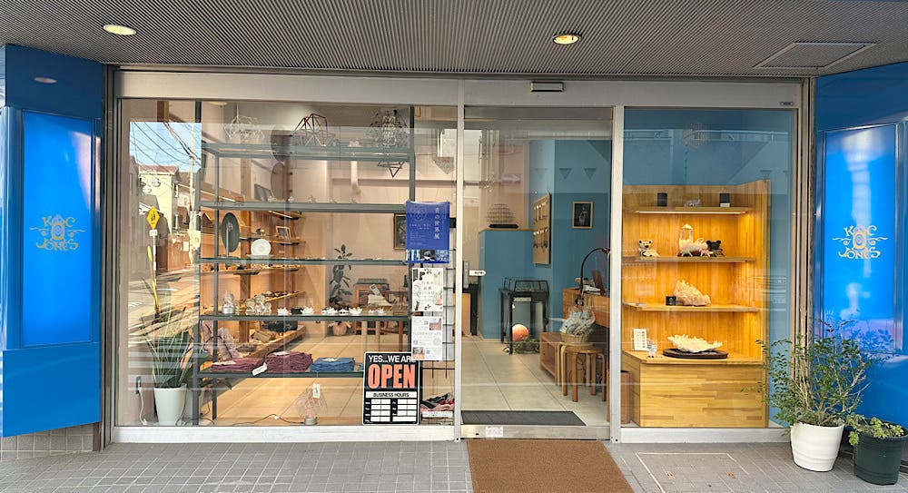 美しいクリスタルに囲まれた癒し空間で展示販売してみませんか？ の写真1