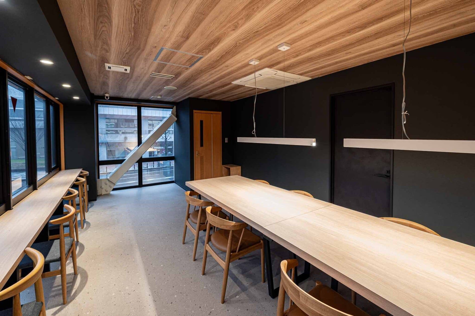 駅より徒歩10分。大分中心部に位置する多目的スペースの写真2