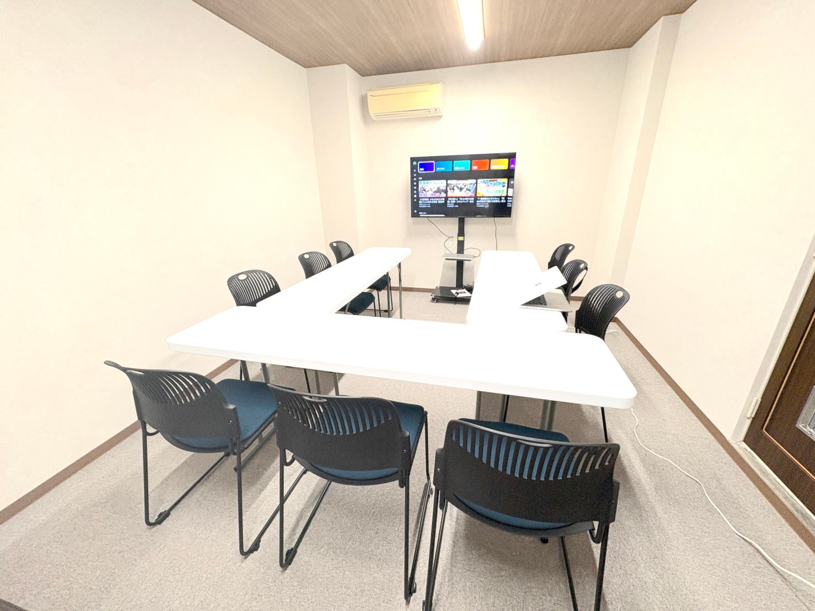 【上本町駅1分】OPEN記念🎉ゴミ捨て無料！最大9名✨WiFi・電源・50㌅モニター★会議・研修/ミニキッチン付・パーティOKの写真1