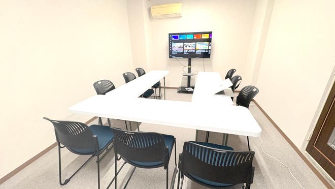 【上本町駅1分】OPEN記念🎉ゴミ捨て無料!最大9名✨WiFi・電源・50㌅モニター★会議・研修/ミニキッチン付・パーティOKの写真1