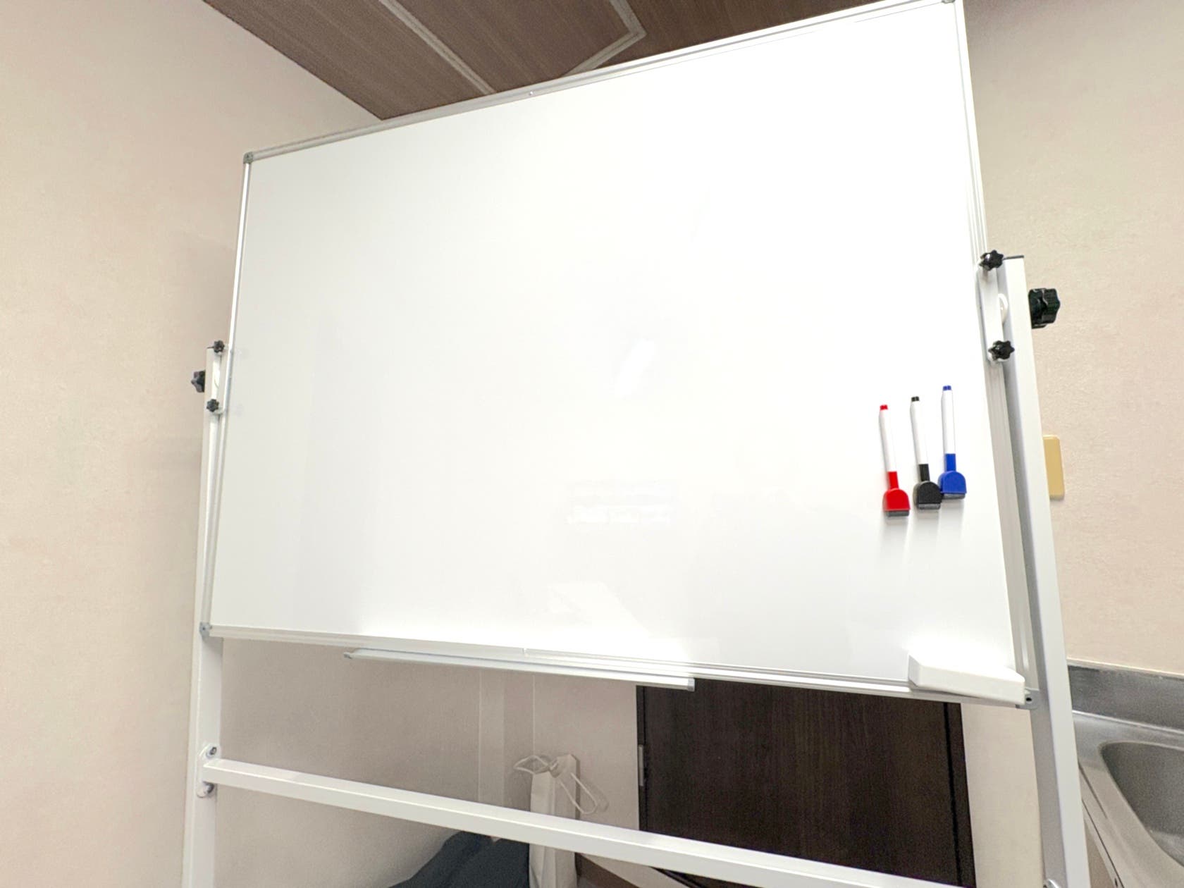 【上本町駅1分】OPEN記念🎉ゴミ捨て無料！最大9名✨WiFi・電源・50㌅モニター★会議・研修/ミニキッチン付・パーティOKの写真9