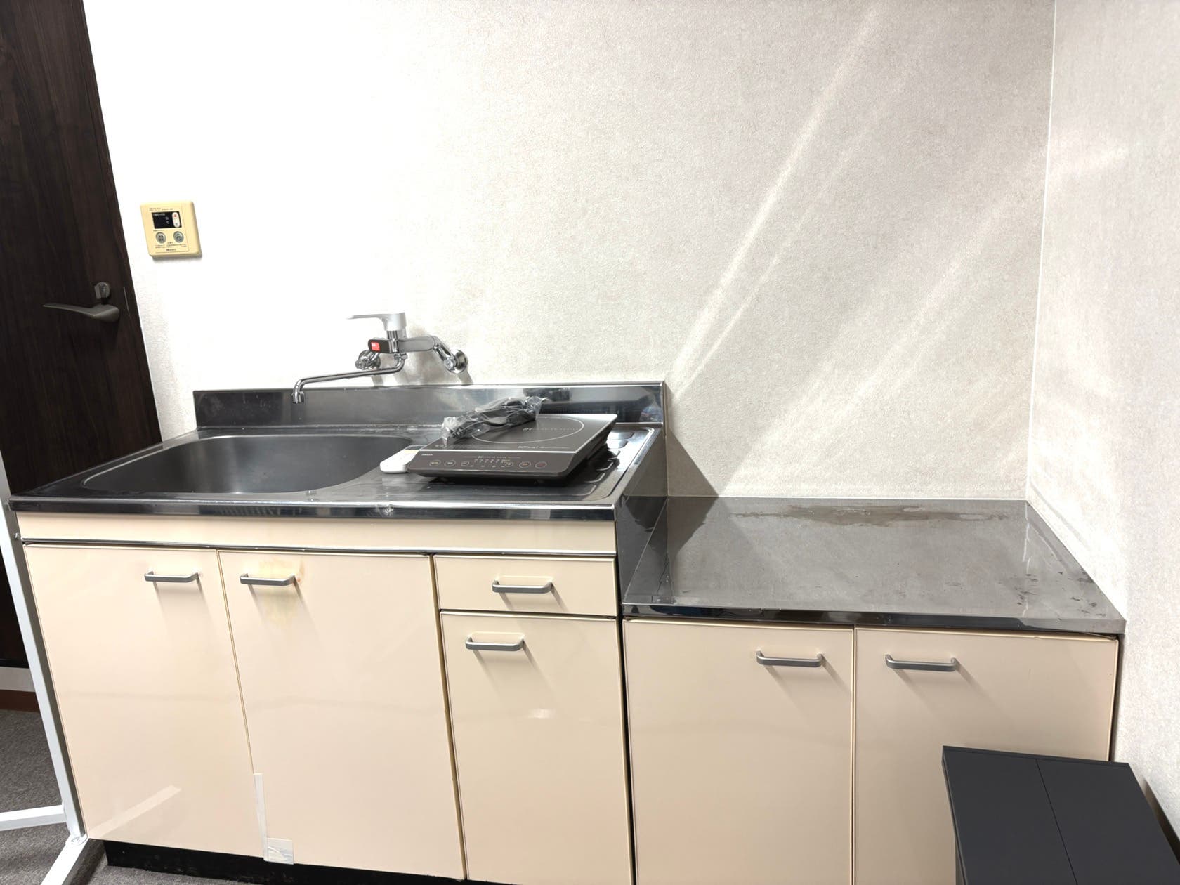 【上本町駅1分】OPEN記念🎉ゴミ捨て無料！最大9名✨WiFi・電源・50㌅モニター★会議・研修/ミニキッチン付・パーティOKの写真11