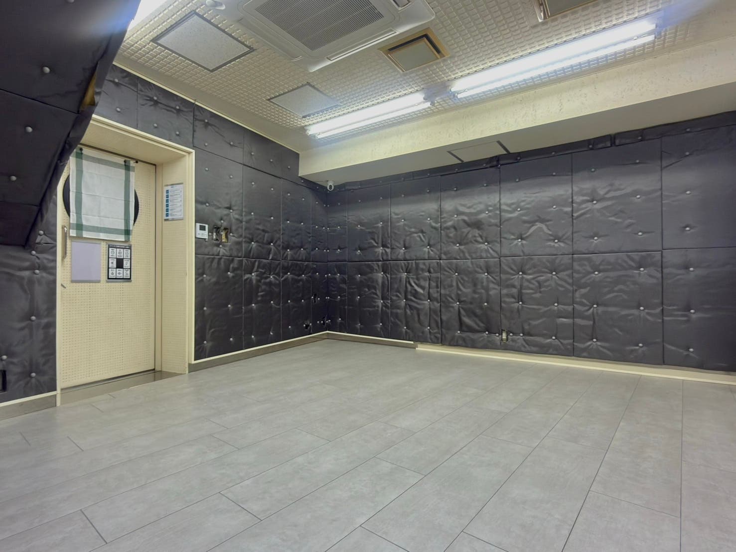 ＼NEW OPEN オープン価格／徒歩1分で地下へ。ダンス練習・撮影・鑑賞・楽器演奏の写真4