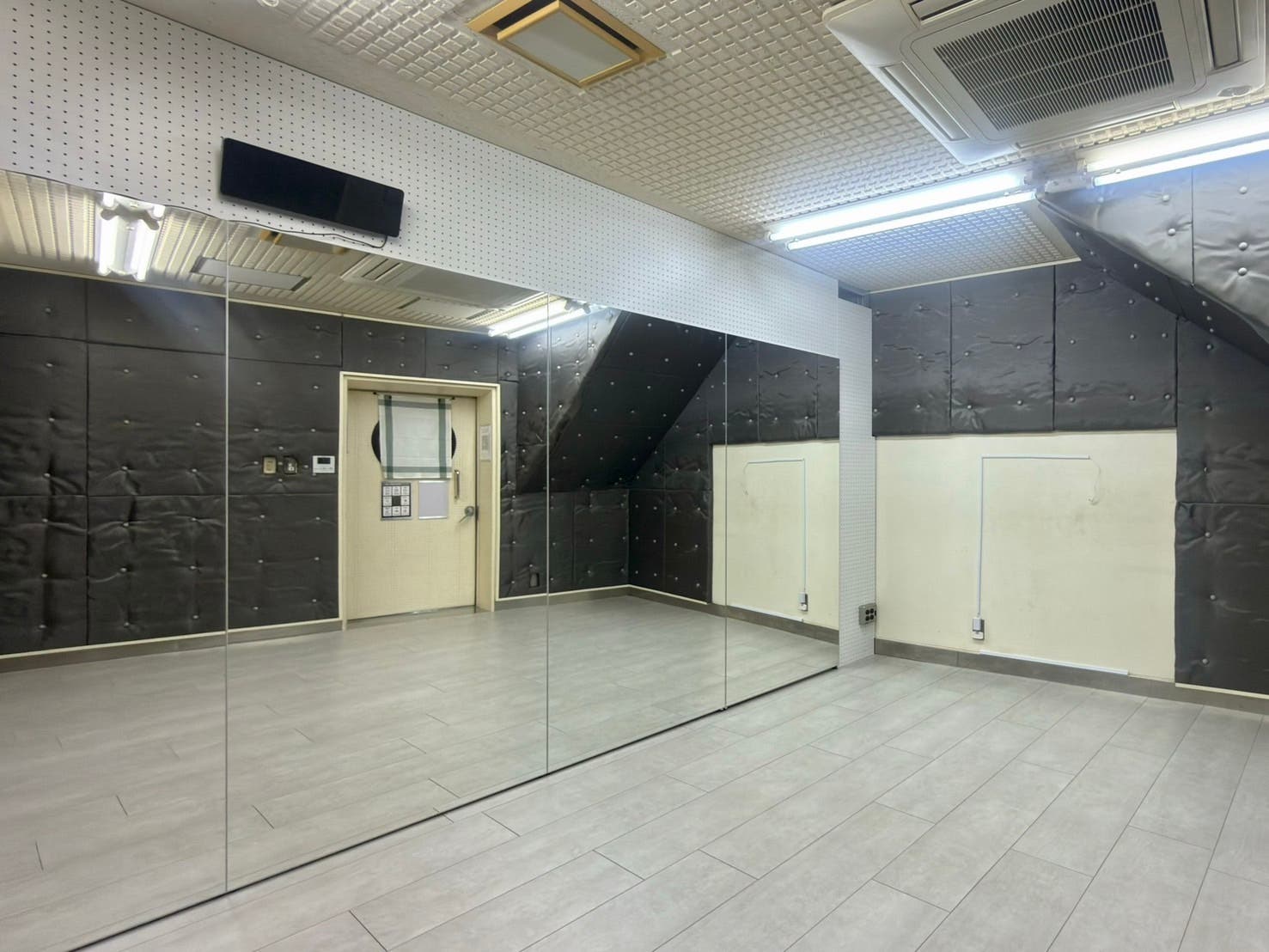 ＼NEW OPEN オープン価格／徒歩1分で地下へ。ダンス練習・撮影・鑑賞・楽器演奏の写真2