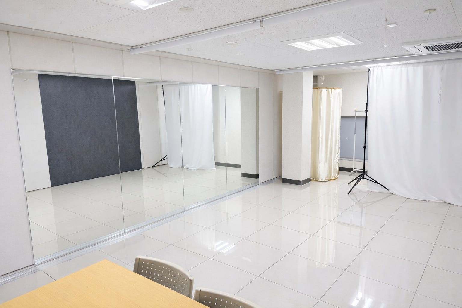 ＜天六撮影スタジオRe:＞🪞壁面鏡🆕設置💖駅徒歩2分🚃光回線Wi-Fi🛜ダンス💃更衣室👗撮影/ポートレートの写真1