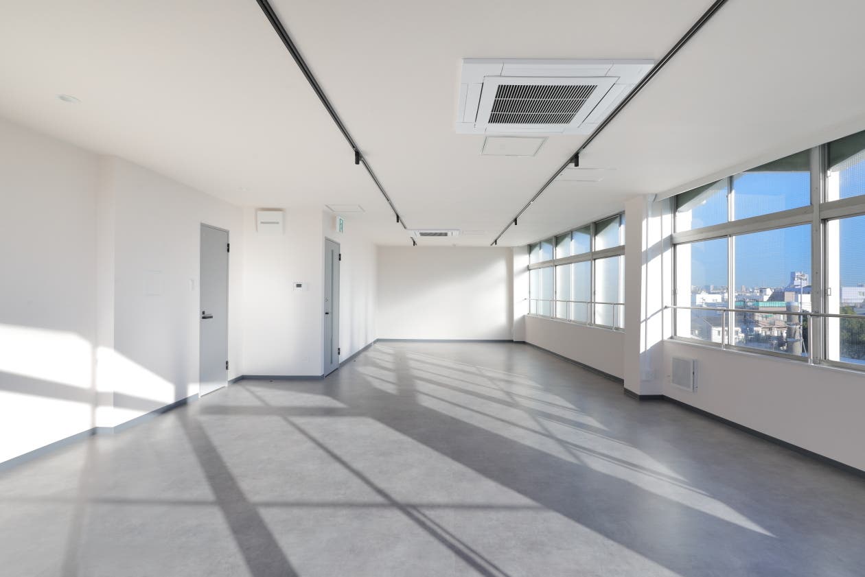 「4階建てビルの屋上」と「4階スペース」の撮影ロケーションの写真24