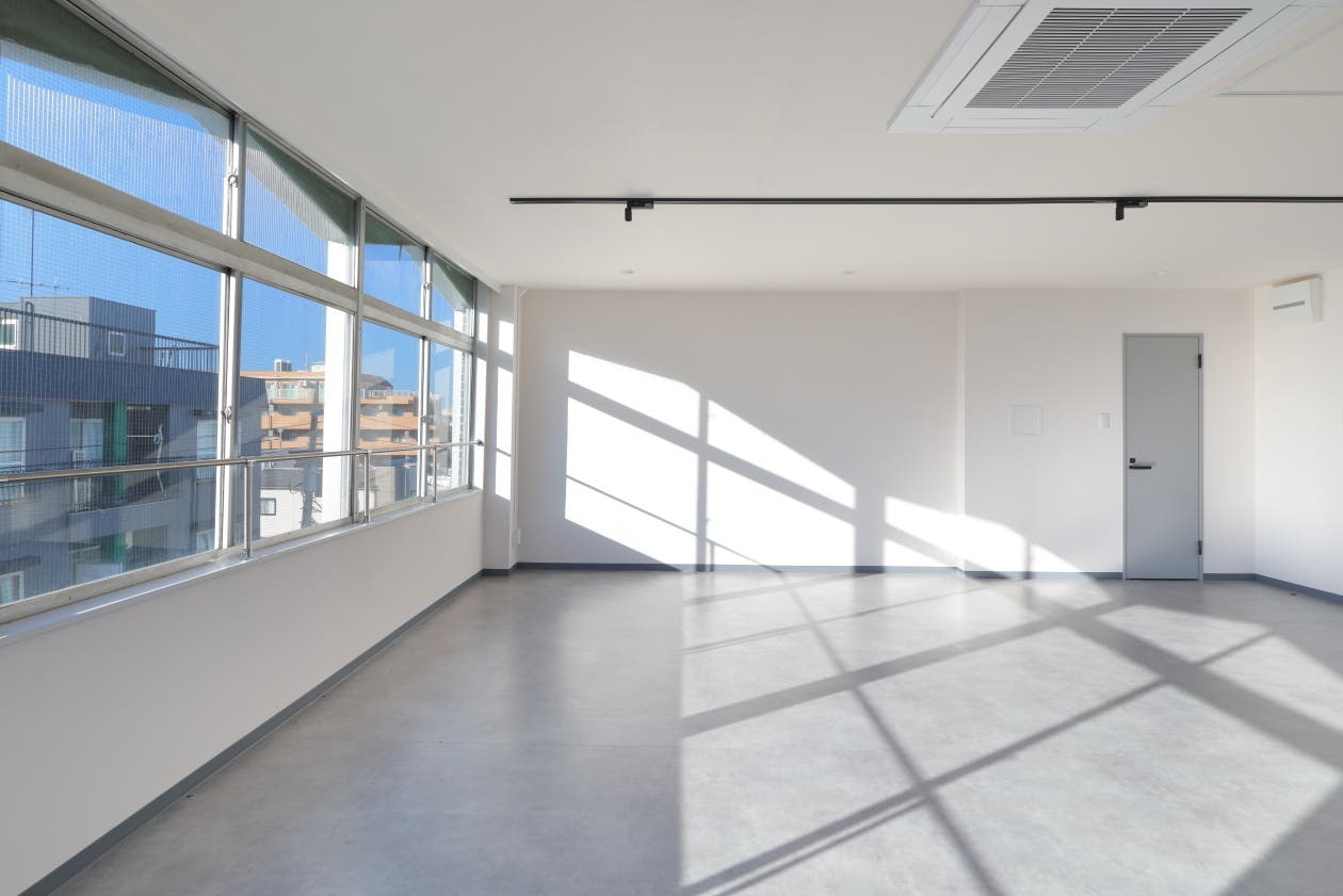 「4階建てビルの屋上」と「4階スペース」の撮影ロケーションの写真3