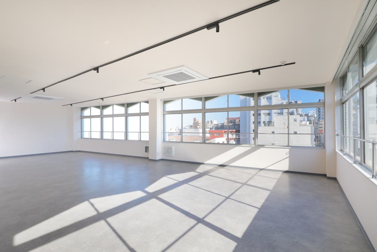 「4階建てビルの屋上」と「4階スペース」の撮影ロケーションの写真25