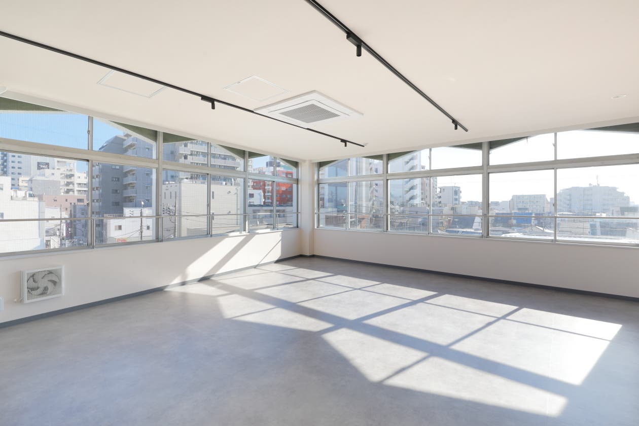 「4階建てビルの屋上」と「4階スペース」の撮影ロケーションの写真17