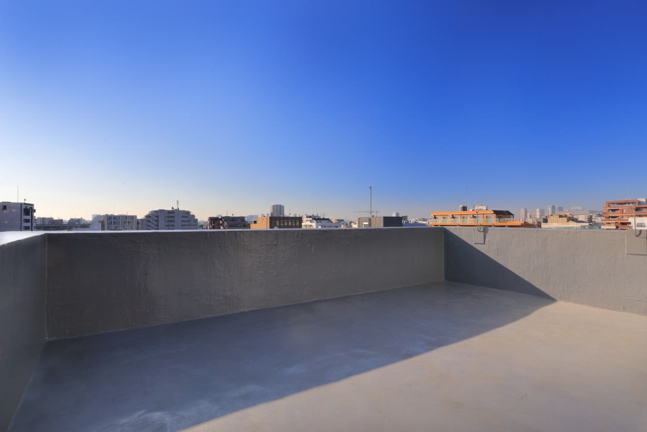 「4階建てビルの屋上」と「4階スペース」の撮影ロケーションの写真1