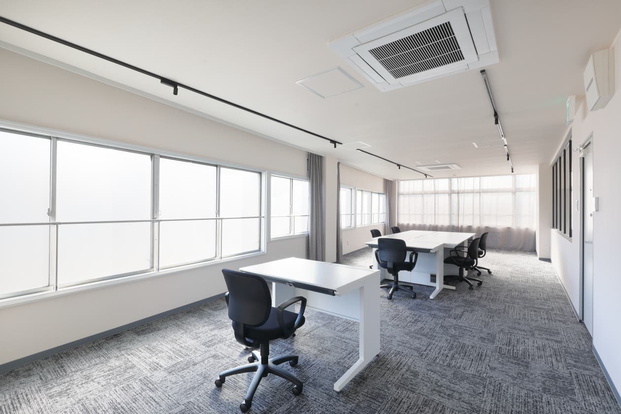 2面採光による自然光がたっぷりと入る、シンプルなOfficeロケ地。の写真3