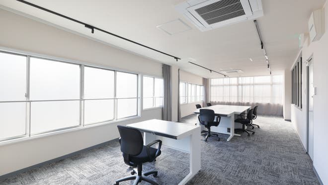 2面採光による自然光がたっぷりと入る、シンプルなOfficeロケ地。の写真3