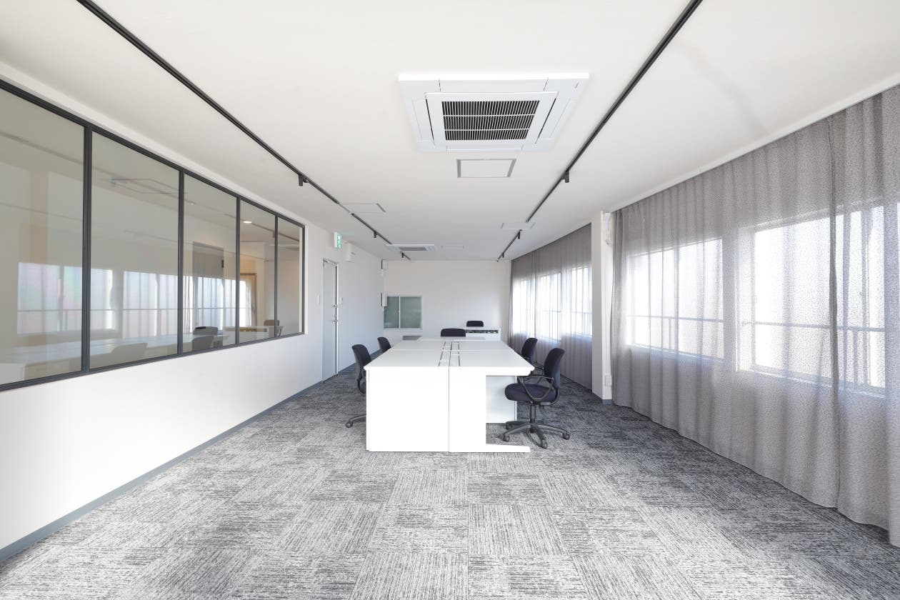 2面採光による自然光がたっぷりと入る、シンプルなOfficeロケ地。の写真6