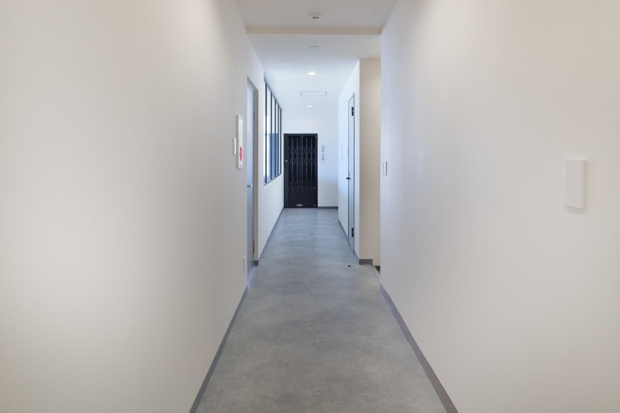 2面採光による自然光がたっぷりと入る、シンプルなOfficeロケ地。の写真8