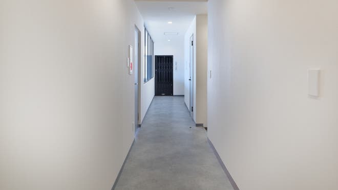 2面採光による自然光がたっぷりと入る、シンプルなOfficeロケ地。の写真8