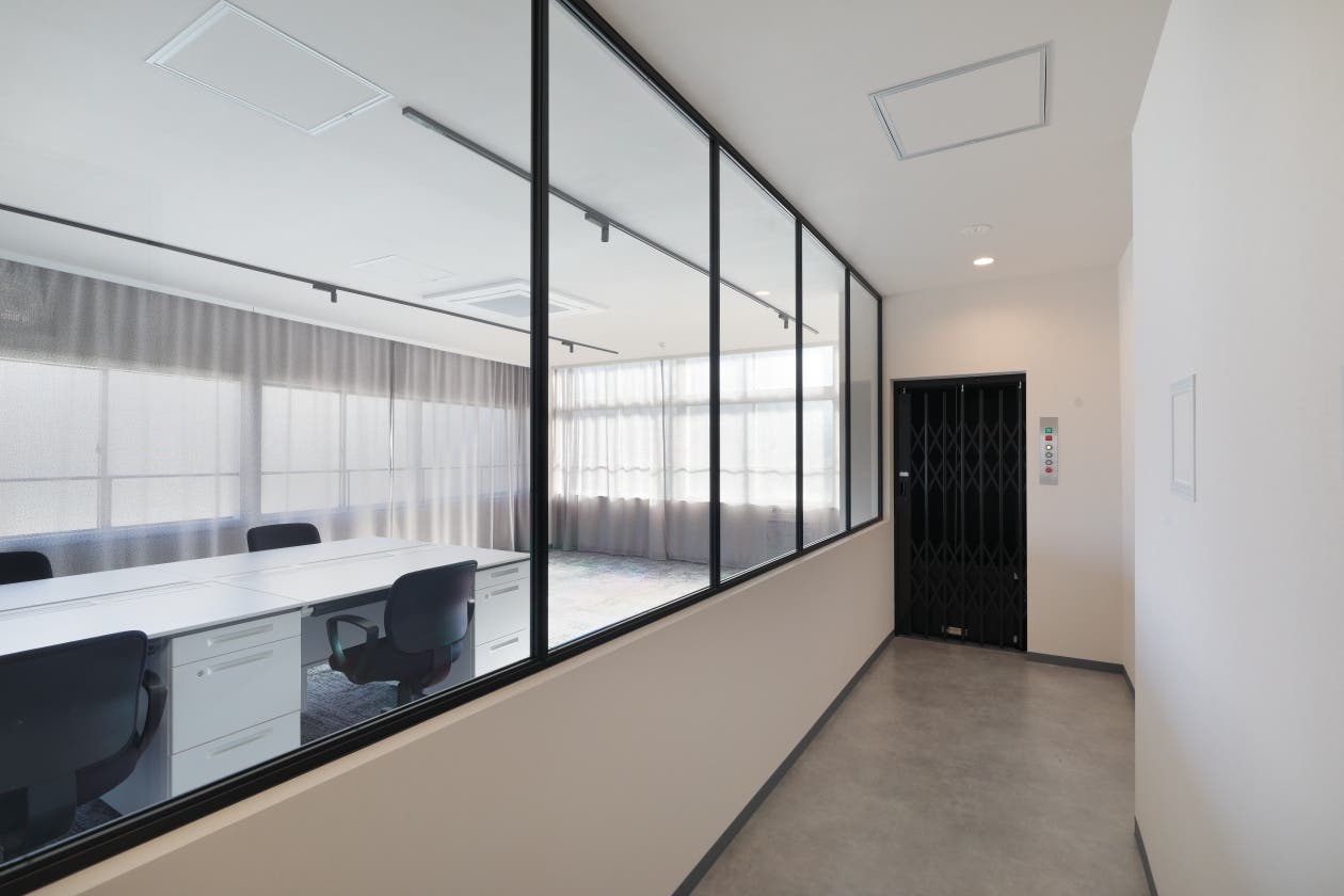 2面採光による自然光がたっぷりと入る、シンプルなOfficeロケ地。の写真9
