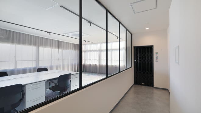2面採光による自然光がたっぷりと入る、シンプルなOfficeロケ地。の写真9