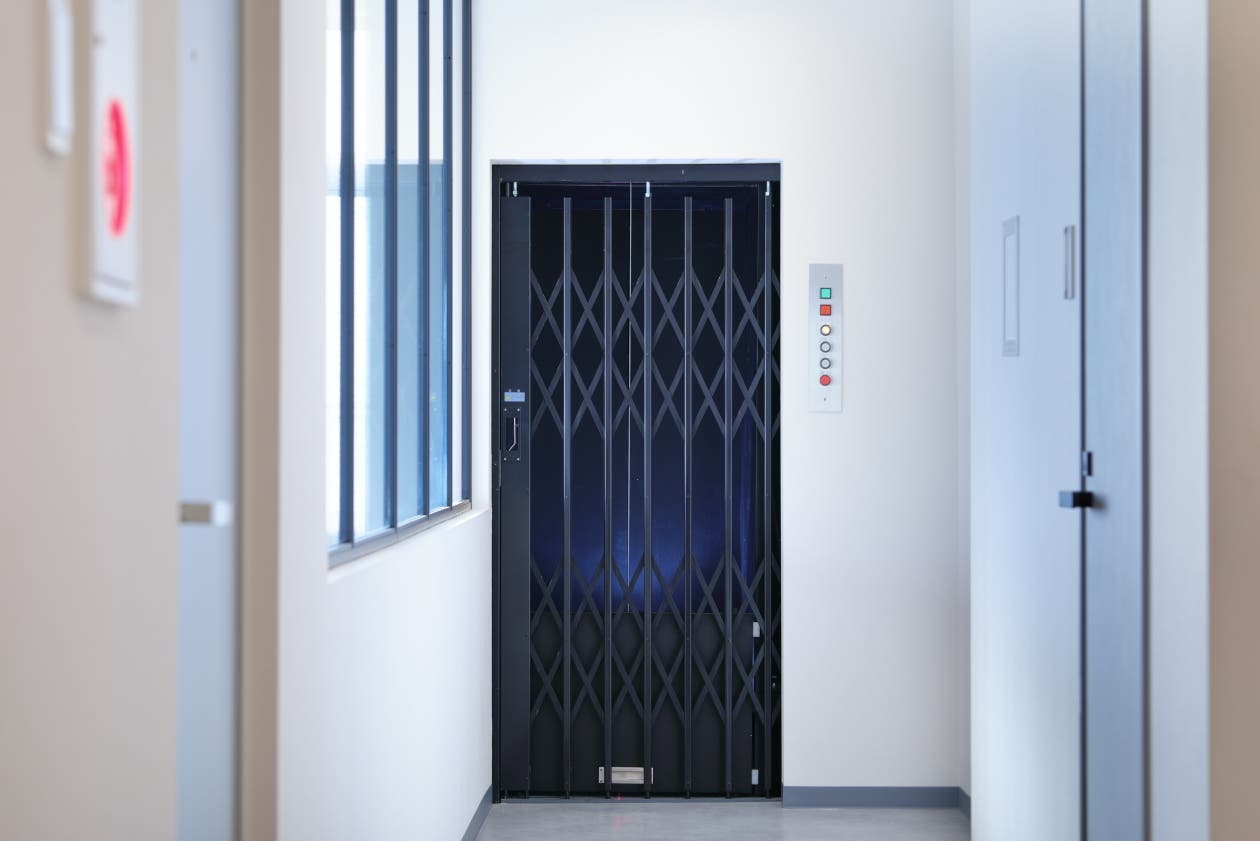 2面採光による自然光がたっぷりと入る、シンプルなOfficeロケ地。の写真10