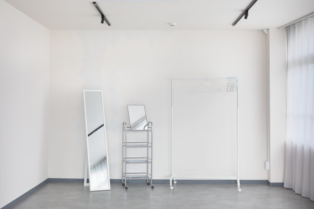 2面採光による自然光がたっぷりと入る、シンプルなOfficeロケ地。の写真14