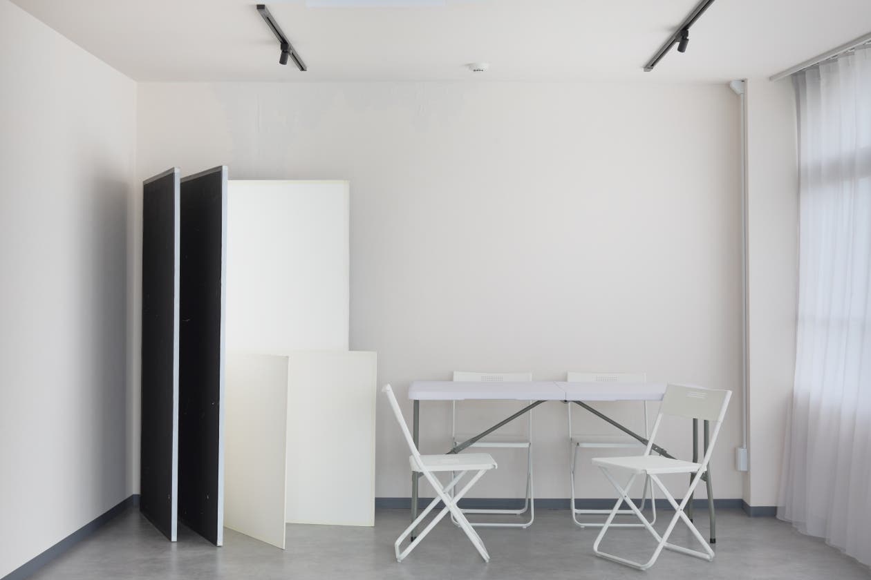 2面採光による自然光がたっぷりと入る、シンプルなOfficeロケ地。の写真15