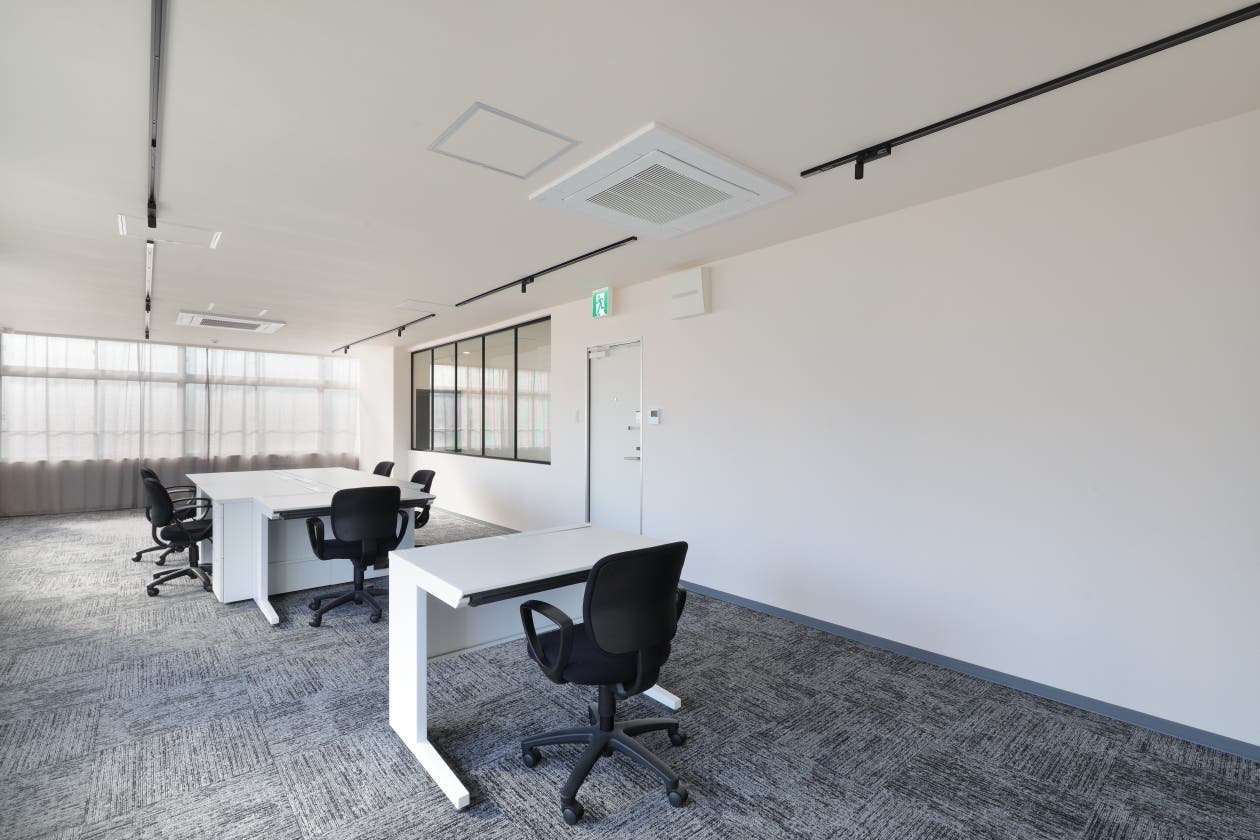 2面採光による自然光がたっぷりと入る、シンプルなOfficeロケ地。の写真5