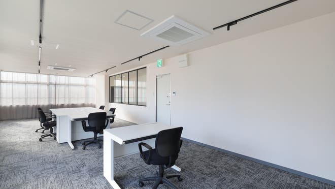 2面採光による自然光がたっぷりと入る、シンプルなOfficeロケ地。の写真5